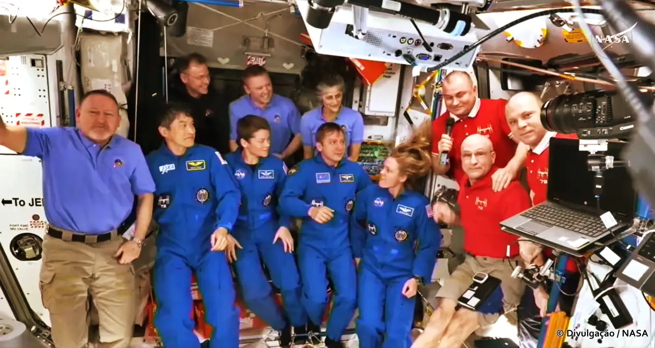 Nova tripulação chega à ISS para resgatar astronautas retidos há nove ...